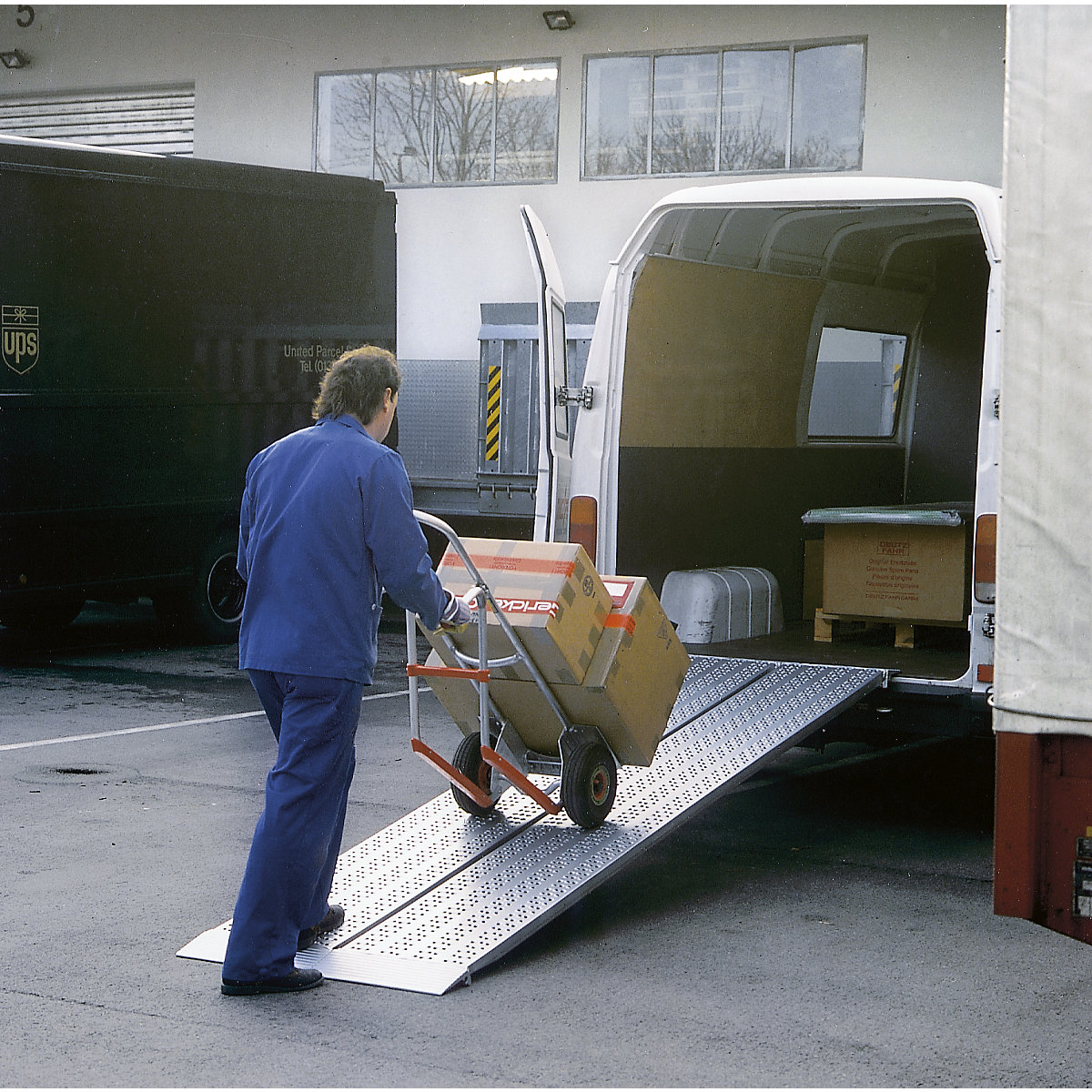 Aluminium loading ramp: perforated walking surface | kaiserkraft IE